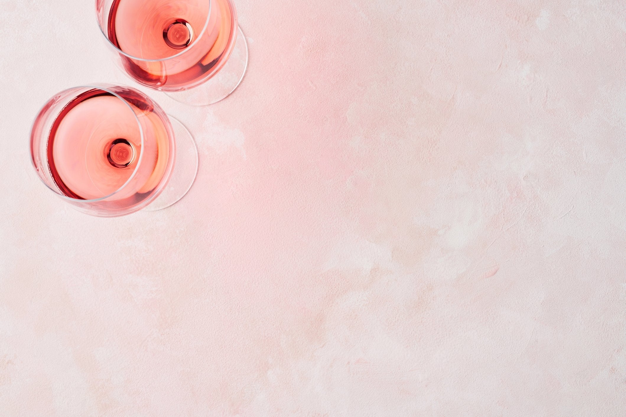 Proost op de liefde met een heerlijke Italiaanse rode wijn of witte ...